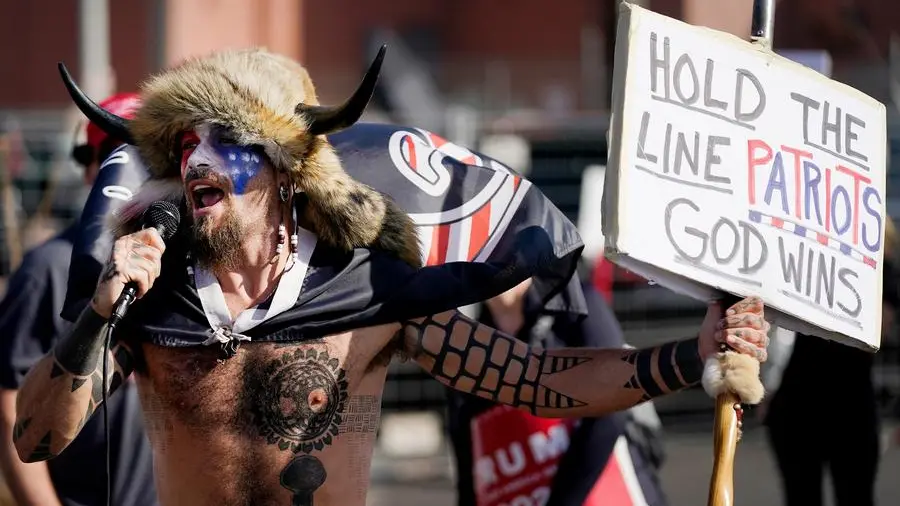 Tutti i simboli di Jake Angeli che non abbiamo capito