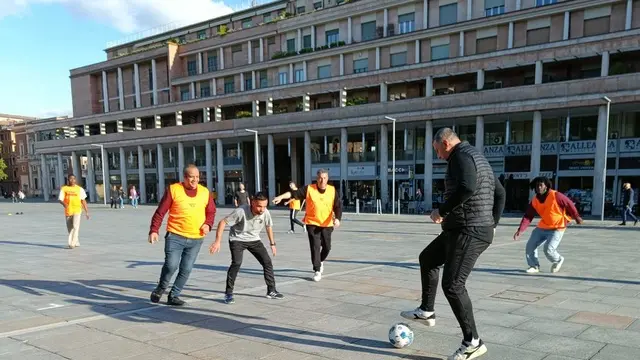 La rinascita del calcio di strada: la piazza di Reggio Emilia che ...