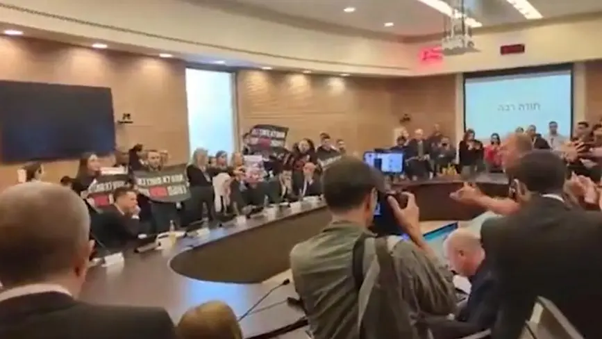 Israele, le famiglie degli ostaggi irrompono alla Knesset