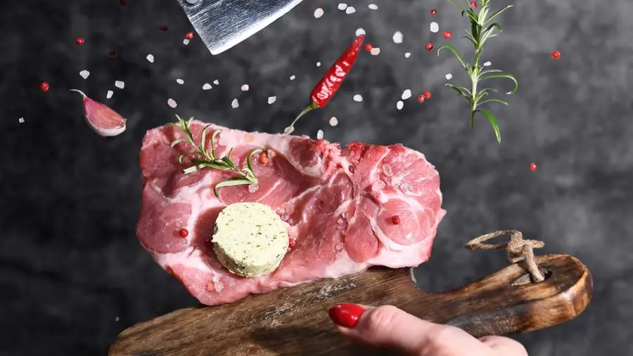 Nel mondo bizzarro delle influencer carnivore