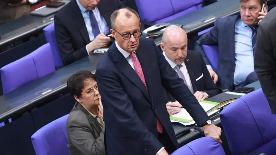 “Colpo d’Angela” sui neonazi: il Bundestag blocca l’AfD. Clamorosa ...