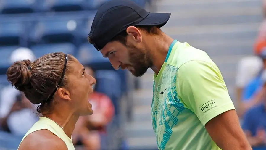 La conversione del tennis in show. Il doppio misto è una rom-com