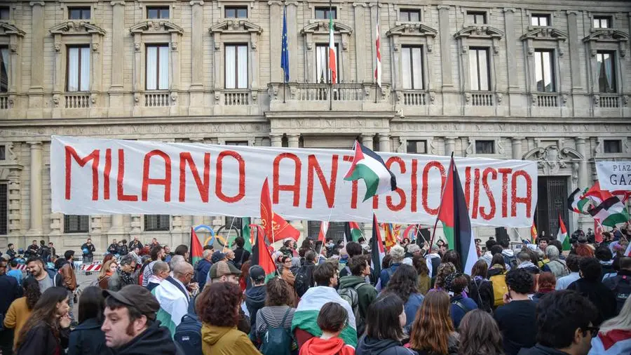 Milano conferma il gemellaggio con Tel Aviv. Il caos in aula e la ...