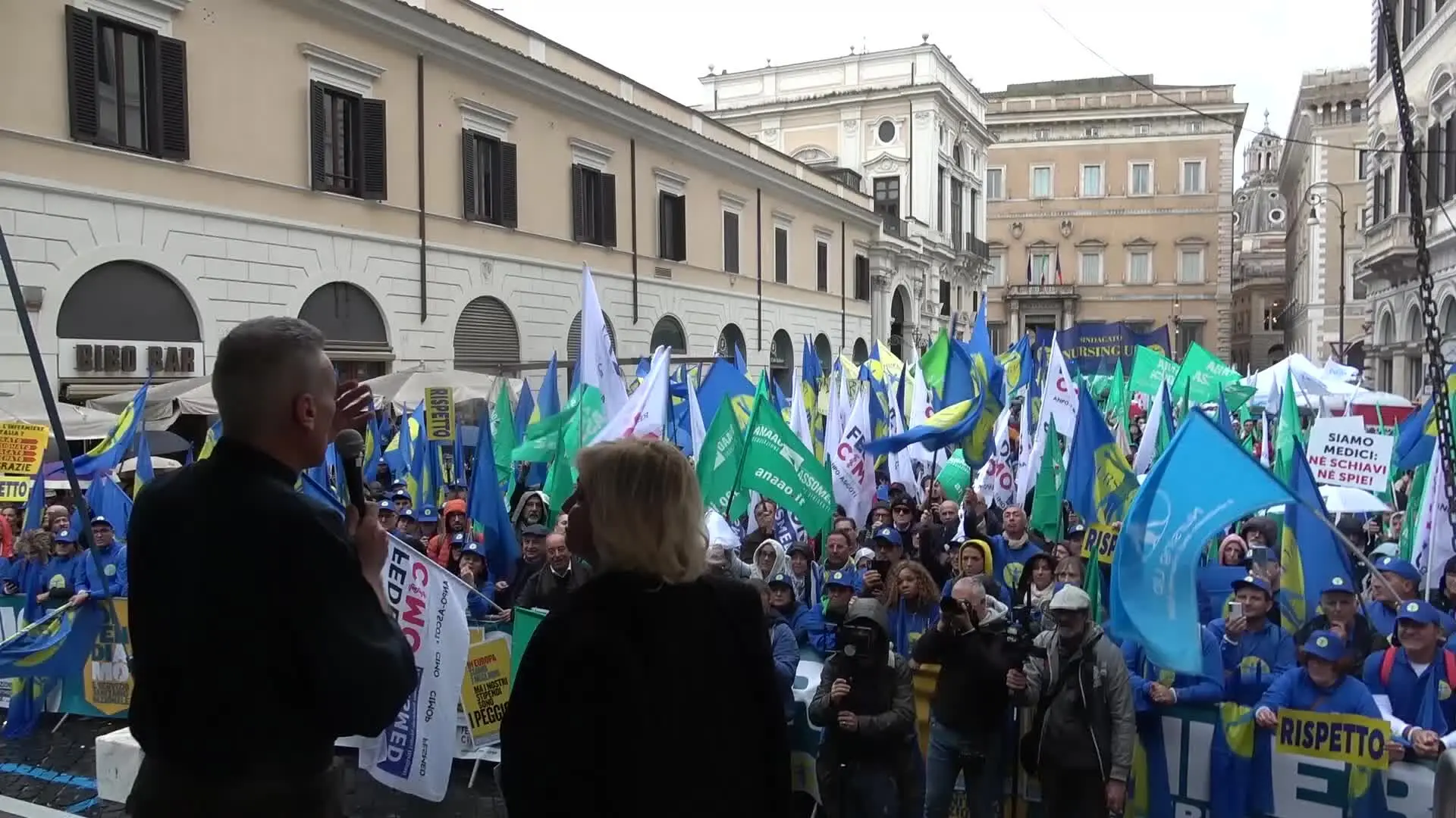Medici e infermieri minacciano «dimissioni di massa» contro il governo