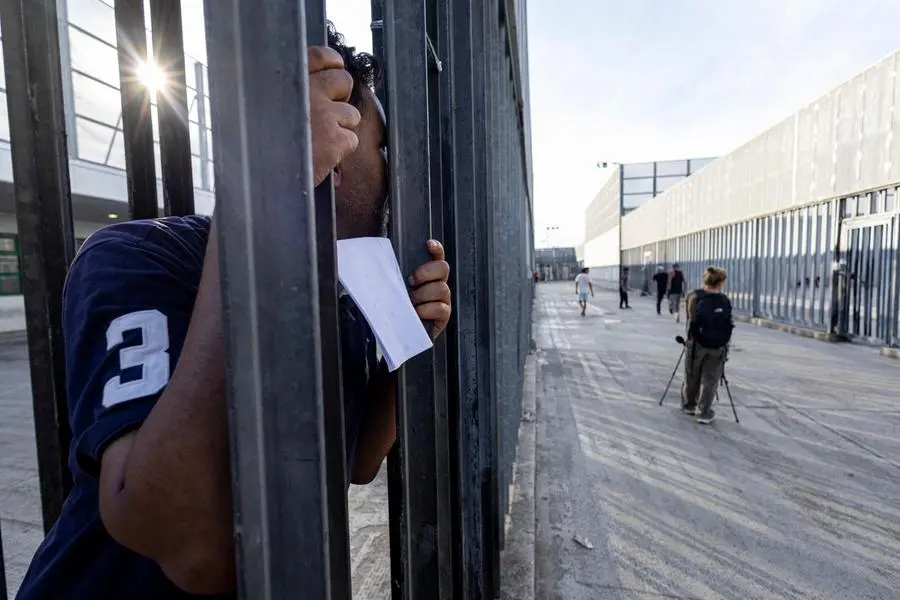 Poesie dell’invisibile nel Cpr, il migrante diventato reporter