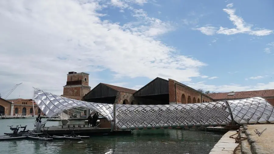 La magia del tamburo parlante: le luci sull’arte invisibile