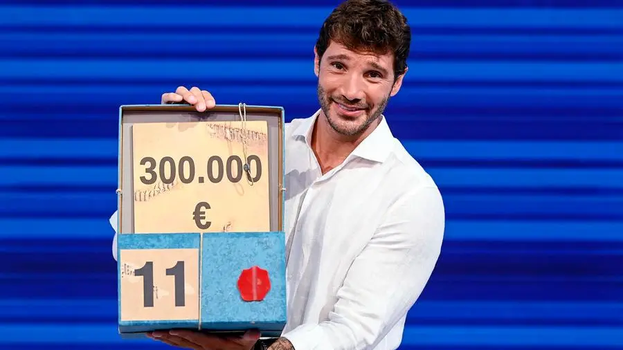 L’anomalia di Stefano De Martino: il primo sex symbol tra i presentatori tv