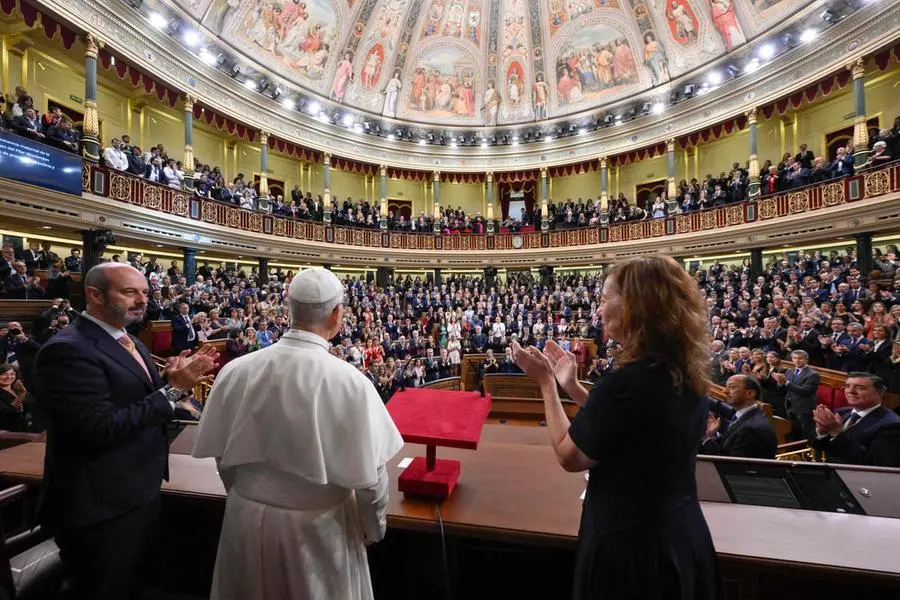 «Nessuna vita sia merce». Lo schiaffo all’ultradestra standing ovation ...
