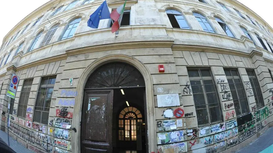 Cosa succede al liceo Righi di Roma: lettere infuocate, accuse di ...