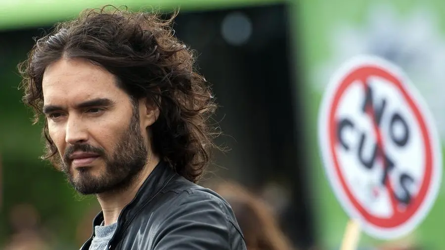 Molestie, complotti e piattaforme. Il caso del comico Russell Brand