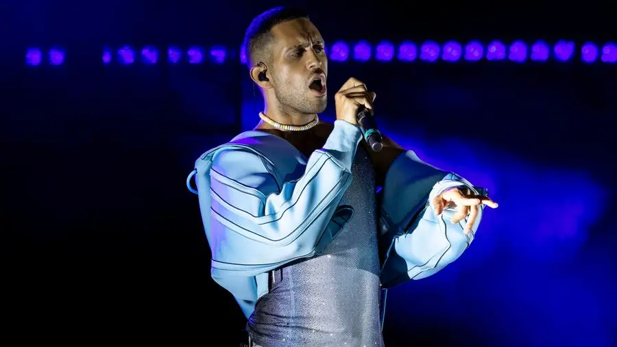 Sanremo 2024, cosa c’è dietro alla Tuta gold di Mahmood