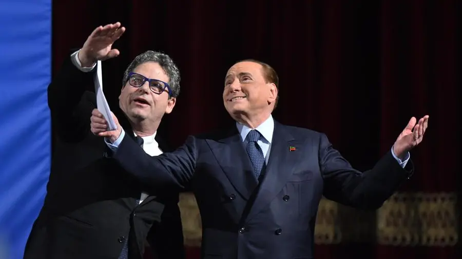 La foto di Berlusconi e il boss mostrata a Giletti, al processo Baiardo ...
