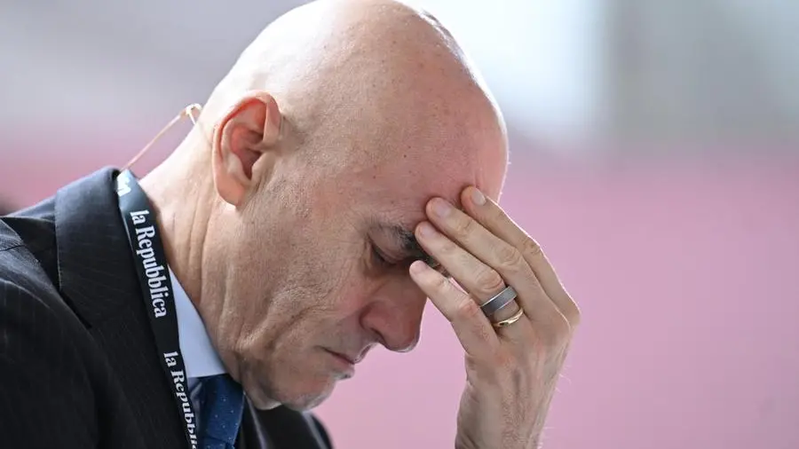 Tra complotti e squadra Fiore: ecco la spy story che spaventa Eni