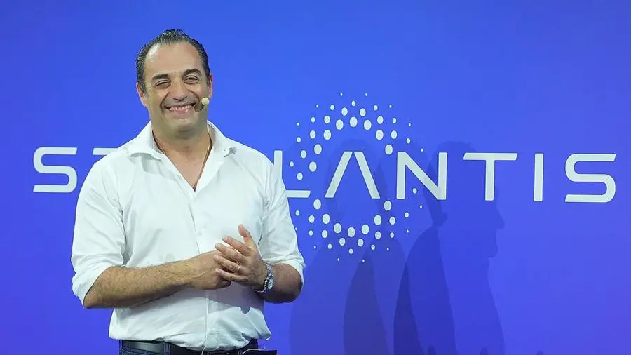 I ritardi di Stellantis. Filosa punta tutto sulla fine del green deal