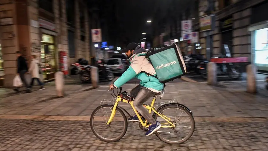 Rider Deliveroo, prima vittoria in appello: hanno diritto alle tutele ...